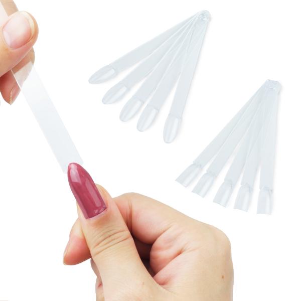 クリアタイプのネイルカラーチャート!色見本に最適で、持っているカラーが一目ですぐにわかります。指先に当ててカラーを確認できるスティックタイプ！取り外しも簡単で収納にも便利なリング付き♪商品詳細サイズ：画像参照素材：プラスチック数量：100本...