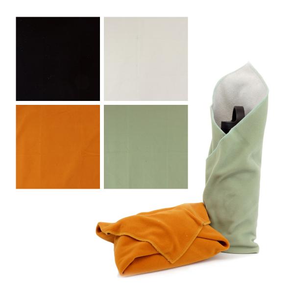 布の表と裏がピタッとくっついて小物をしっかりと包むくっつきクロス！お弁当箱やメイク道具、折りたたみ傘などを包んだりと収納アイデアは無限大！サイズ：約45cm×約45cm厚さ：約2mm材質：ポリエステル製造国：中国※表面同士と裏面同士はくっつ...