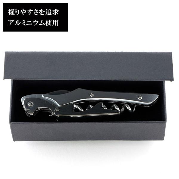 【イタリア製・アルミボディの至高。驚くほどの安定感と軽量化を両立した本格モデル】イタリアの職人技が光る、アルミニウムボディの本格ソムリエナイフ「ガリバーライト」。重厚な見た目とは裏腹に驚くほど軽量で、指先に伝わる確かな安定感と高級感が、ワイ...