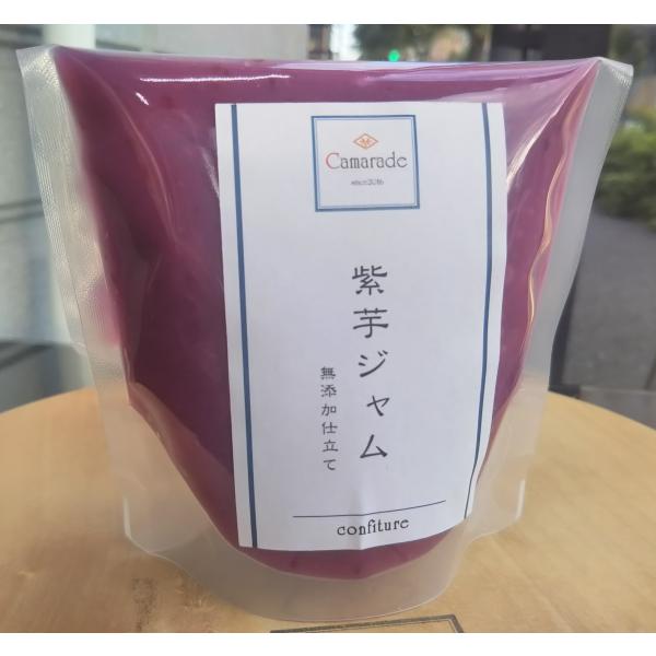 厳選された農薬不使用 紫芋(国産)を使用。紫芋に含まれるポリフェノールの一種「アントシアニン」による着色料不使用の鮮やかな色彩素材本来の風味を凝縮しました。お芋特有のホクホク感を感じさせつつも、なめらかな口溶けに仕上げています。また、お砂糖...