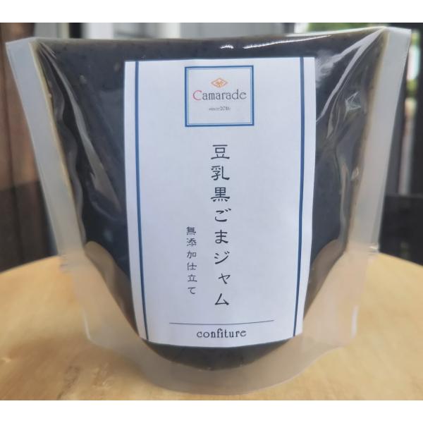 “脱”添加物のスペシャリストが責任をもって作った豆乳ジャムシリーズ。 今までありそうで無かった「豆乳の黒胡麻ジャム」。大豆に含まれるイソフラボンは、女性ホルモンに効果的と言われています。黒胡麻がまるごと入った、身体にもココロにもやさしいジャ...