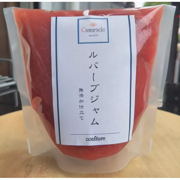 あんずのような酸味のあるフルーティーな香りが特徴のルバーブジャムそのまま食べてると、味もあんずのように甘酸っぱくて美味しいです。野菜のような見た目と色をしたルバーブですが、ジャムは思いのほかフルーティーさにびっくりする方も多いようです。 原...