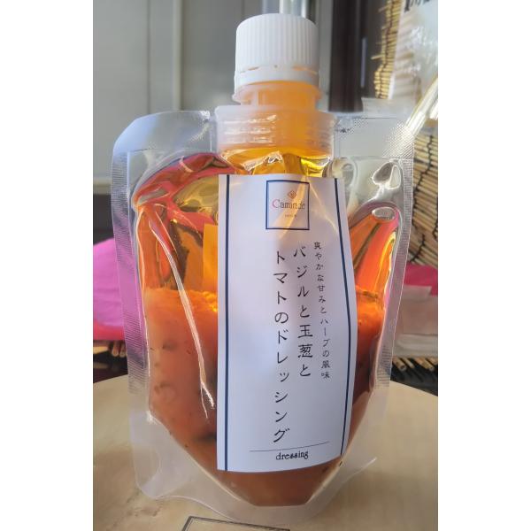 厳選された農薬不使用や特別栽培品のトマト(国産)を使用し、甜菜糖、麦芽糖、有機レモン果汁のみで香りの良いトマトジャムでドレッシングを仕立てました。爽やかな甘味とバジルの風味が素敵なハーモニーを奏でたドレッシングです。お楽しみに下さい。【原材...