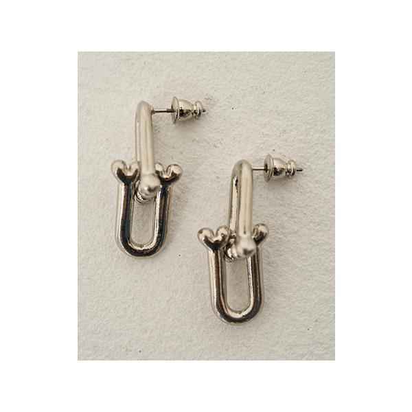 真鍮素材を使用したオリジナルデザインのピアス。某メゾンを彷彿させるモチーフをベースにコマの先端を骨デザインにアレンジした点がポイントとなったアイテム。Freeサイズ縦：3cm横：12cm※※製造元提供。素材：BRASS100%