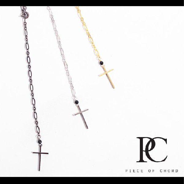 --ブラス素材にコーティングを施したクロス、チェーンにオニキスを組み合わせたデザイン。チェーンのあらゆる箇所で留められる仕様なのでロングネックレス、ロザリオ型、2重ネックレス、ブレスレットなど様々に使用が可能。エンドにはシルバーのロゴプレー...