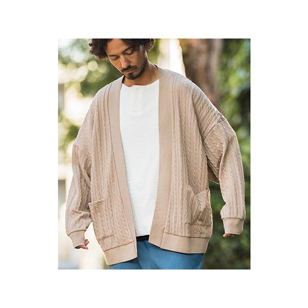 181cmのモデルがMサイズを着用。ケーブル状のジャガード編みカットソーを使用したボタンレスカーディガンです。ボタンレスのデザインとジャガード生地風合いがミックスされたさりげない個性が魅力です。インナーには、シャツ、クルーネックや襟の高さの...