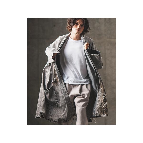 175cmB90-W73-H89靴26.5cmのモデルがMサイズを着用。ガウンをモチーフにしたオーバーサイズのデニムコート、ユーズド加工を施したヘリテージな表情があいまった存在感抜群の1着です。ハードに着古したようなエイジングを表現するため...