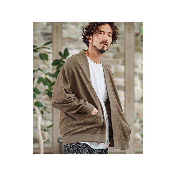 181cmのモデルがMサイズを着用。トリコットワッフルを使用したボタンレスカーディガンです。珍しいワッフル編みのトリコットジャージーを使用。飽きのこない程よい凹凸表情があるワッフル編み。ポリエステル混率が高く軽量なので着用感も軽やか。透け感...