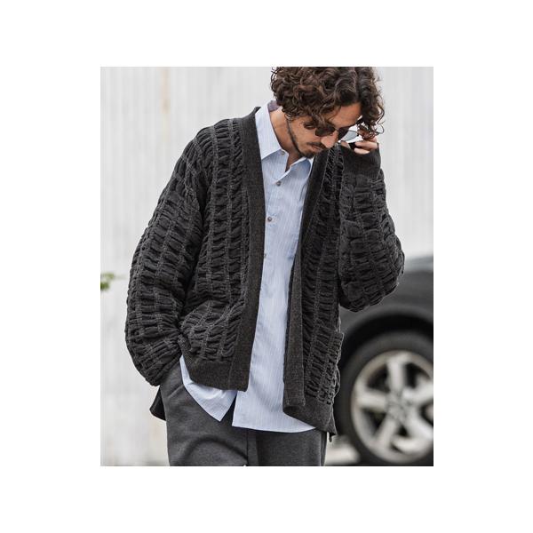 181cmのモデルがMサイズを着用。視覚的なインパクトと着心地の良さを兼ね備えた、ボタンレスデザインのニットカーディガン。シンプルながらも奥行きを感じさせる編み地と、ボタンレスのミニマルなデザインが融合。洗練された雰囲気を纏いながら、コーデ...