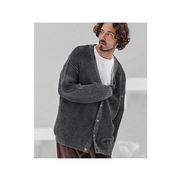 181cmのモデルがMサイズを着用。ふっくらとした素材感が魅力のワッフル編みニットカーディガン。製品染めを施した後に表面の色を落とすパウダーブリーチ加工により、色あせた古着のような風合いをだしています。綿素材なので通年通して着用できるアイテ...