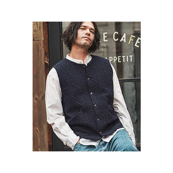 大人気ケーブルキルティングシリーズよりノーカラーベストが登場。ニットとスウェットを足して割ったようなアイテムはケーブル編み柄をキルティングで表現し、単色アイテムのような合わせやすさと無地にはない凹凸感が存在感を放つ独特な一枚。従来の裏毛や裏...