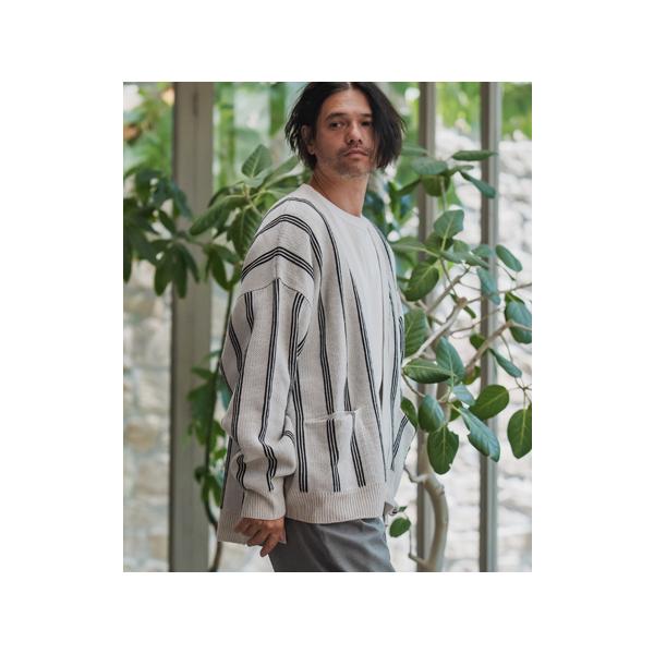 175cmB90-W73-H89靴26.5cmのモデルがMサイズを着用。キレイめな印象に、レトロ感を加えたストライプジャガードのボタンレスカーディガンのニットアイテム。ボタンレスのディテールにより、フロントの印象がすっきりとした仕上がりに。...
