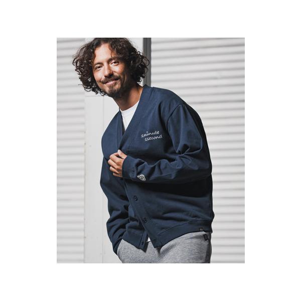 181cmのモデルがMサイズを着用。着こむほどに風合いを楽しめる、オープンエンド糸を使用したルーズフィットカーディガン。適度な抜け感があり、リラックスしたシーンからタウン着まで幅広く重宝する。あえてポケットは付けず、スッキリとしたシルエット...