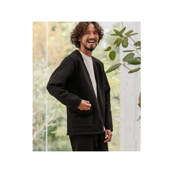 181cmのモデルがMサイズを着用。ジャケットのキレイめな感覚とカーディガンのカジュアルさを掛け合わせた、ミニマルな羽織りニット。ボタンレスのシャープなデザインが、モダンな雰囲気のコーディネートを作り出す一枚です。同素材のパンツとのセットア...