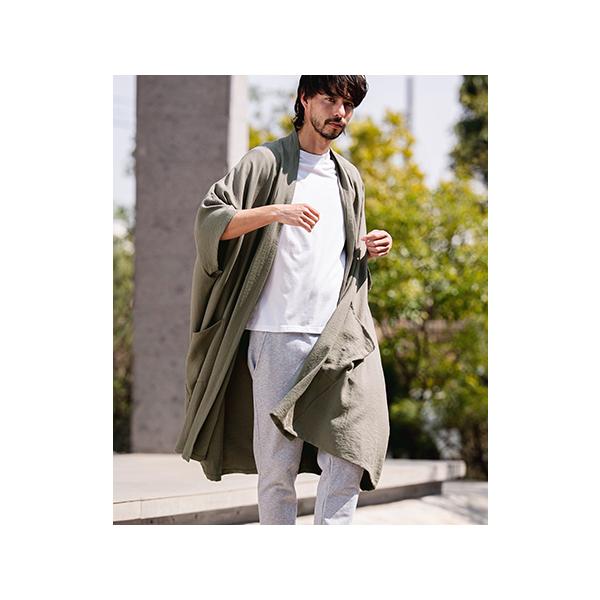 182cmB93cm-W75cm-H92のモデルがMサイズを着用。ゆったりとしたシルエットが生み出す抜け感と個性が魅力の羽織りアイテム。KIMONOの持つオリエンタルな感覚と、GOWNのエレガントな雰囲気を掛け合わせたイメージで制作されてお...