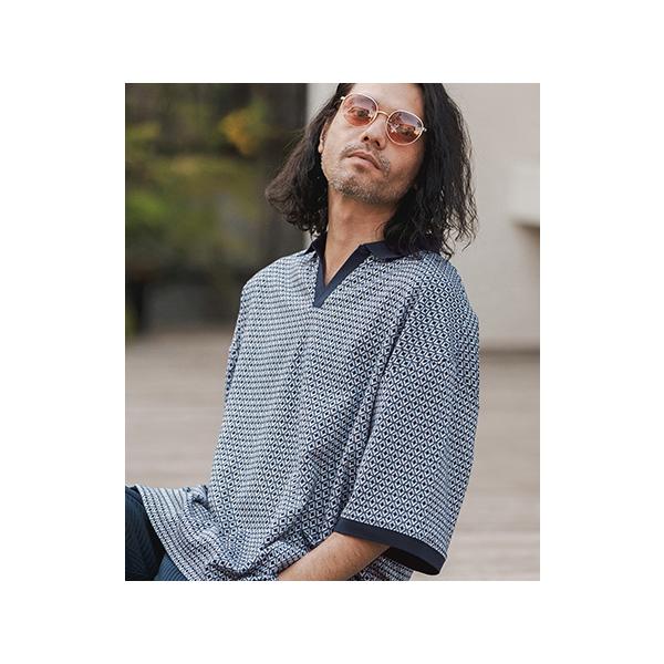 175cmB90-W73-H89靴26.5cmのモデルがMサイズを着用。レトロでポップな総柄テキスタイルを使用したポロシャツです。レトロフィーリングなノスタルジック感と、ポップで鮮やかなイメージをミックスしたようなイメージのテキスタイルが夏...