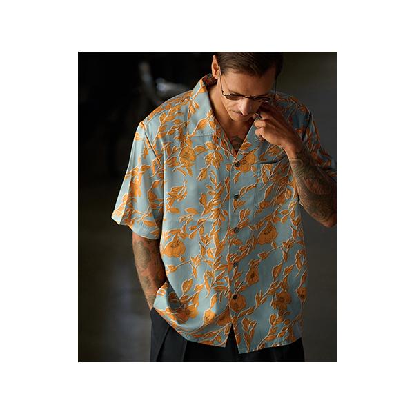 カラーリングに拘ったフラワーハワイアンシャツ。品のある柄シャツをコンセプトに、エアリー感とシルクのような光沢で優美なシルエットを生みだす本素材を使用。異収縮混織糸を使用した薄手で透けにくく優しいタッチ。日本製。※着用画像と商品単体画像で色が...