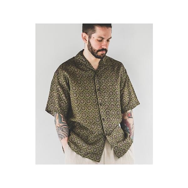 レーヨンの柔らかさ、麻のシャリ感を併せ持つ素材をベースに、サークルでフラワーを表現したバティック柄をプリントした生地。マテリアルのインパクトと調和させるシンプルなボックスシルエットのオープンカラーシャツ。サイズ/肩幅/着丈/身幅/袖丈/サイ...