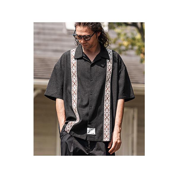 175cmB90-W73-H89靴26.5cmのモデルがMサイズを着用。エスニックな雰囲気のジャガードテープを前身頃に配したオープンカラーシャツ。素材にはリネン混のポリエステル素材を使用しています。フロントの特徴的なデザインを活かした1枚で...