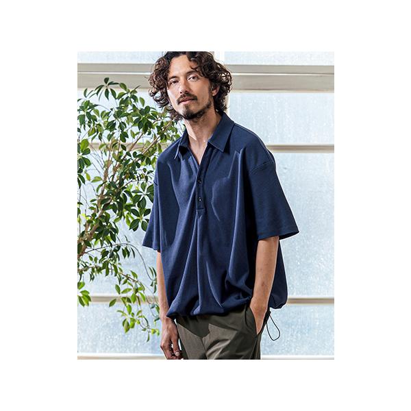 181cmのモデルが46サイズを着用。前立てのボタンを一部排除し、通常のポロシャツよりも開放的な襟デザイン特徴なスキッパーポロシャツ。【デザイン・ディテール】前立て下にタックを施し立体感を演出。ポロシャツとスキッパー衿が融合したネック仕様。...