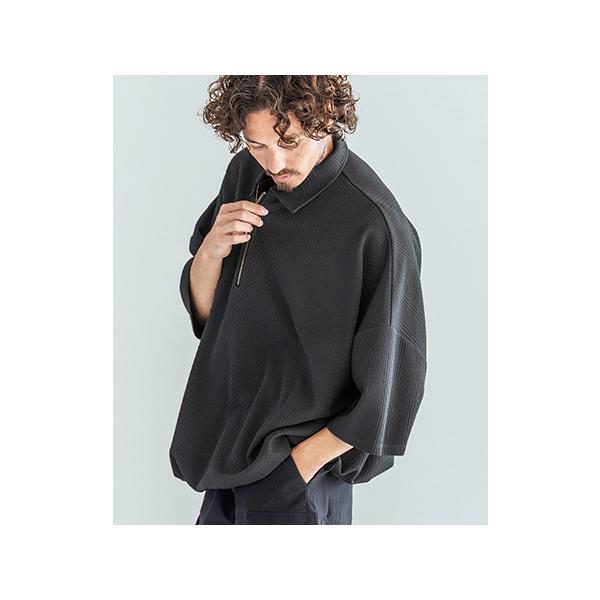 181cmのモデルが46サイズを着用。前立てにZIPを使ったシンプルテイストながらにギミックの効いたポロシャツ。セットアップ対応アイテムはTexturedPolyKnitStretchEasyTaperedPants（MGN-261-035...