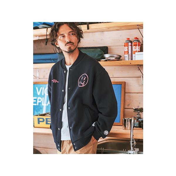 181cmのモデルがLサイズを着用。10オンスの裏起毛の生地を採用したショートジャケット。レトロな丸いシルエットが今の雰囲気にマッチするアイテム。胸には77スマイルと77ベーシックロゴがシルクプリントで。袖口には77スマイルワッペン。裾には...