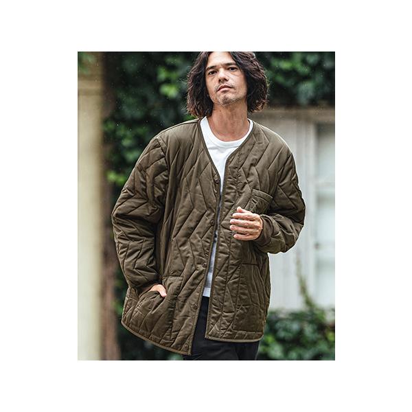ジグザグのキルトが個性的なフルボタンジャケットです。1枚での着用から、ライナー的な要素でのインナー使いにも適した肉感の羽織りアイテム。様々な使い方により秋冬から春先まで着用可能なユーティリティー性も魅力の1着です。ポリエステルツイルにジグザ...