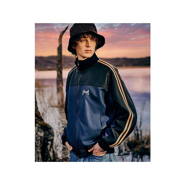 ヴィンテージスポーツジャケットを巧みな素材加工によってデイリーウェアに提案するSynthLeatherTrackJacket。テキスタイルにはワイルドなシボを個性とするシンセティックレザーを使用。ボディは縫製後に汚し染料と共にウォッシュして...