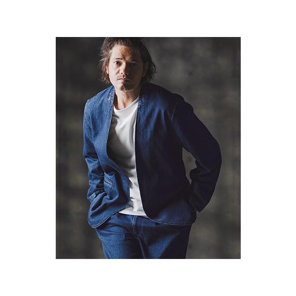 175cmB90-W73-H89靴26.5cmのモデルがMサイズを着用。ミニマルなフロントディテールに仕上げたデニムジャケット。シンプルで洗練されたディテールと、フィールドウェア由来のデニムのカジュアルテイストをミックスした個性的な感性の一...