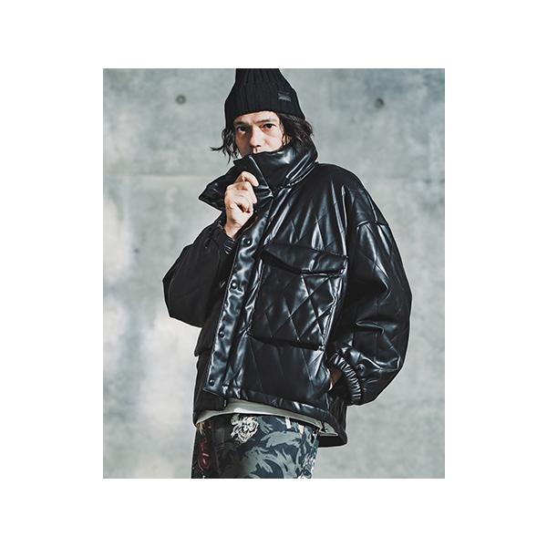 【デザイン・ディテール】1950年代の米海軍フライトジャケットをルーツに持つWEPジャケットの構造を踏襲。フロントには大きめのフラップポケットを配置し、ミリタリーらしい無骨さと機能性を演出。フード収納仕様のスタンドカラーデザイン。裾脇にはス...