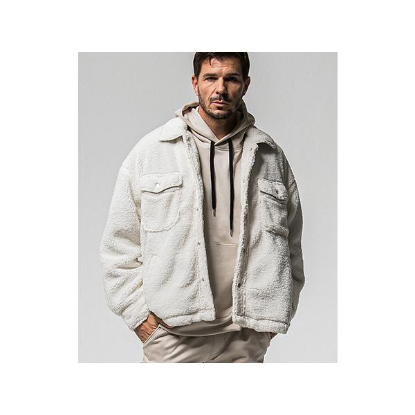 ずっと触れていたくなくボアブルゾン。サイズ感にこだわったフラップポケットと前立て、すっきとしたカーブに拘ったエリの形状。ヨークの切り替えと片玉縁のサイドポケット。オリジナルスナップボタンでGジャンのような雰囲気に。ドロップショルダーでトレン...