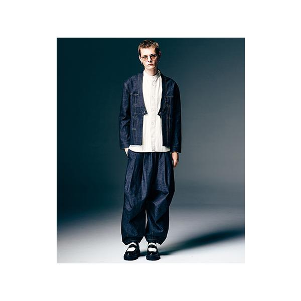 和装のエッセンスを取り入れたジャケットと、ブランドの新定番となっているボトムスを組み合わせたのがKimonoBasedJacketSetUp。トップスはノーカラーのフロントデザインに着物にインスピレーションを得たディテールをミックス。一つボ...