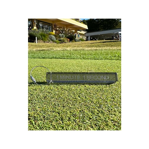 ホテルやロッカーのキーホルダーから着想を得たキーホルダー。シンプルながら、目を惹くデザインに仕上げている。ゴルフバッグやカートバッグに取り付けて、自分しかないデザインのバッグにするも良し。※着用画像と商品単体画像で色が異なる場合がございます...