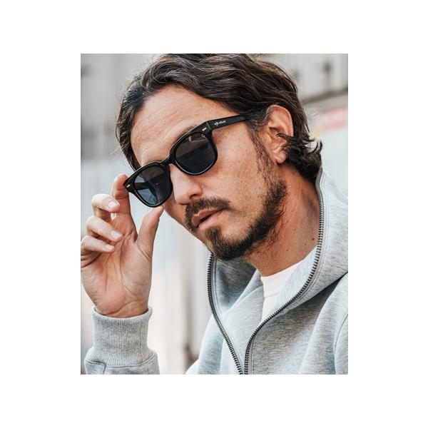 181cmのモデルがFサイズを着用。アイウェア界の王道ウェリントン型をチョイス。日本人の顔に合わせやすいように設計し直したデザインで、多くの方にフィットします。遊びを感じるカラー展開のレンズも、さまざまなシーンで活用すること間違いなし。紫外...