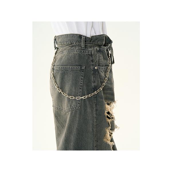 真鍮素材を使用したオリジナルデザインのウォレットチェーン。某メゾンを彷彿させるモチーフをベースにコマの先端を骨デザインにアレンジした点がポイントとなったアイテム。Freeサイズ長さ：59cm※※製造元提供。素材：BRASS100%