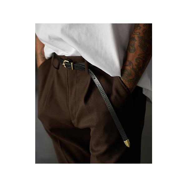 ■デザイン上質なイタリアンレザーを使用したADAMPATEK×THEOREMベルト。ミニマルなデザインのバックルやサルカン、剣先と華奢なベルト幅がスタイリングにアクセントをプラス。この華奢さがワイドパンツなどにも強弱のついたコントラストが生...