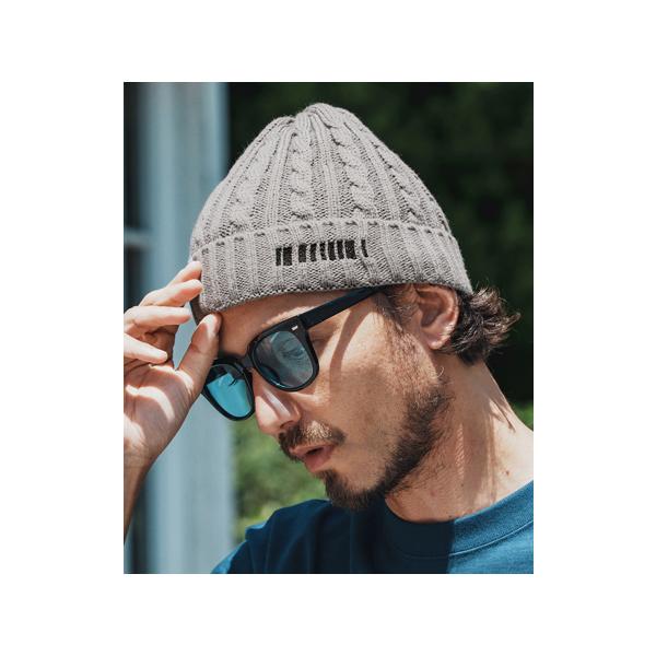 柔らかな被り心地ときれいなシルエットのケーブルニットキャップ。ブランドアイコンのバーコード刺繍をセットし、シンプルながらアクセントのあるデザインにしている。※着用画像と商品単体画像で色が異なる場合がございます。※商品単体画像を実物により近づ...