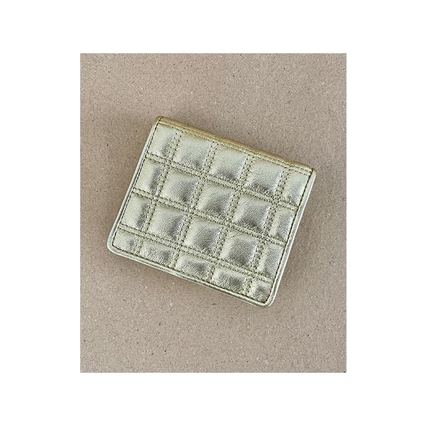 柔らかいタッチ感が特徴のシープレザーを使用したシリーズになります。本体には綿を入れるボンディング加工を施すことで、ふかふかとした手触りになり、柔らかなシープレザーをより際立たせております。こちらはフラップ型のコンパクトウォレットになります。...