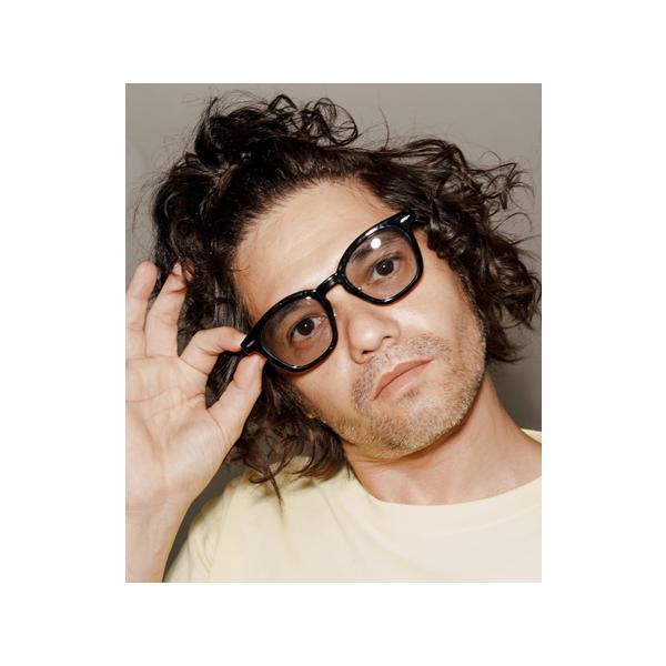 アイウェア界の定番、ウェリントン型のサングラスを日本人の顔に合いやすく設計し直したデザイン。ライトカラーやクリアレンズなど、トレンドにフィットした色展開にも注目。左テンプルにブランドロゴをセット。紫外線遮蔽率99%以上。米国デュポン社のタイ...