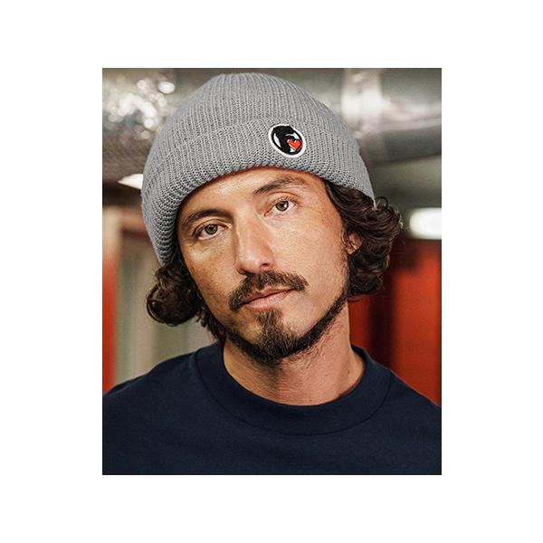 立体感あるサガラ刺繍※のブランドロゴワッペンをセットした、リブ編みのニット帽。深く被っても浅く被ってもサマになる形。コットン素材なので吸水性もあり、イージーケアできるのも嬉しい。※サガラ刺繍…立体感のある、独特な風合いが魅力の刺繍※着用画像...