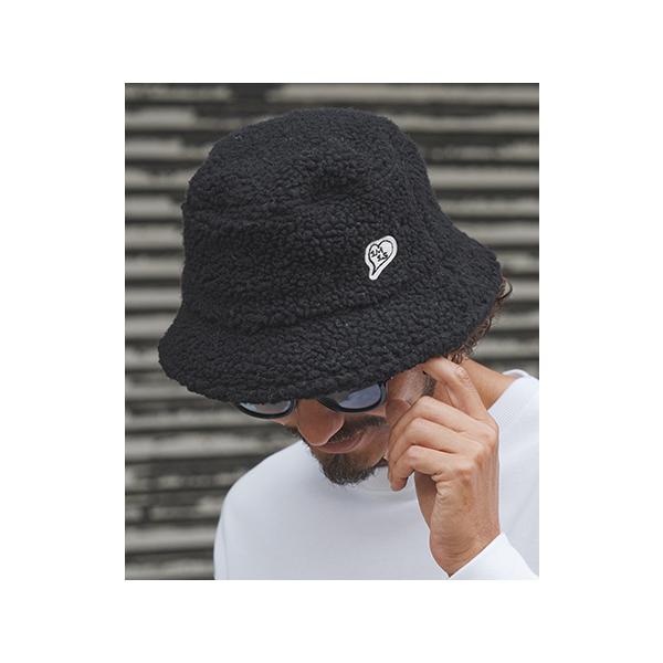 1MINUTE1SECONDで毎年人気のボアハットに、ハートワッペンのカラー展開をプラス。程よいボリューム感がポイントで、季節感もスタイリングの幅も広げてくれるアイテム。シンプルながらアクセントのあるデザインになっている。※着用画像と商品単...