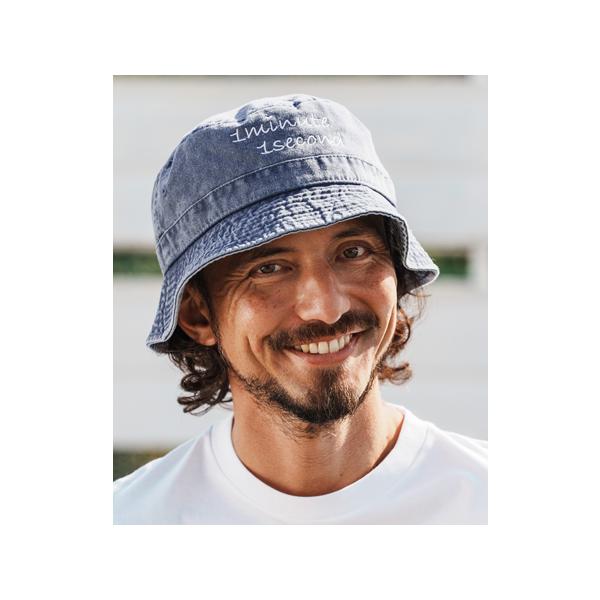 ピグメント染め(顔料染め)※を施した、古着のような色合いと質感が特徴のバケットハット。ウォッシュ加工を重ね、着心地と色合いを追求したこだわりを感じるアイテムに仕上げている。フロントにはブランド名を筆記体にした文字を刺繍。※ピグメント染め.....