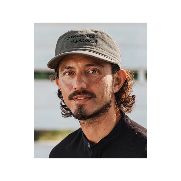 オールシーズン活躍する、ツイル生地のベーシックなワークキャップ。フロントにブランド名を筆記体にした文字を刺繍。後ろのアジャスターでサイズ調整も可能。※着用画像と商品単体画像で色が異なる場合がございます。※商品単体画像を実物により近づけており...