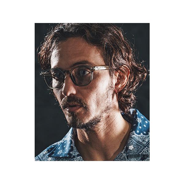 定番人気の、ウェリントン型サングラス。様々なフェイスラインにフィットする、使い勝手の良さが特徴。テンプルにはブランドロゴのプリント。ロゴ型押し入りのケースとクロスも付属しています。wjkreluxeはwjkと株式会社CAMBIOの契約により...