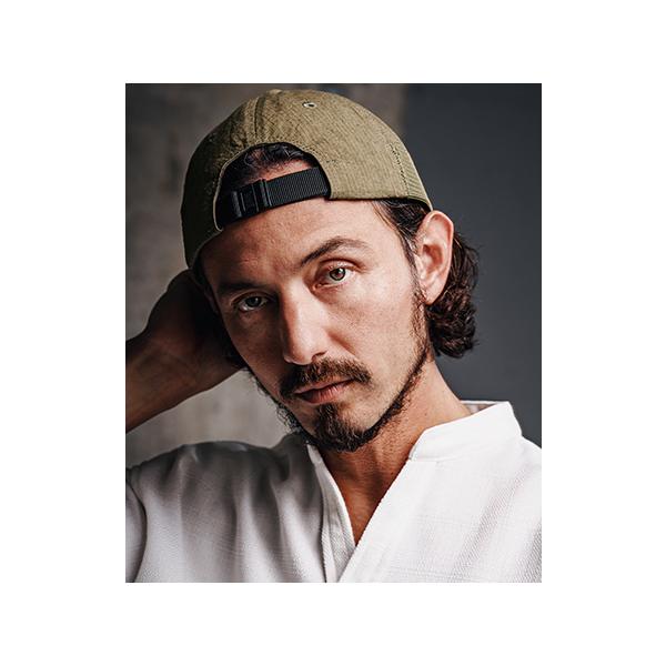 耐久性と軽さに優れたCORDURA(R)ミニリップ天日干しワッシャー生地を使用した、デイリー使いに最適なショートバイザーキャップ。サイドに施したメッシュ切り替えが、蒸れを軽減しながらスポーティなアクセントを加えています。ワッシャー加工独特の...