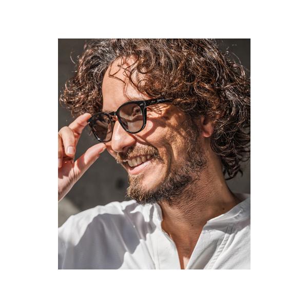 ウェリントン（アイウェア界の王道的な形）に少し丸みを持たせ、柔らかい雰囲気をプラスした形にしたサングラス。日本人の顔に合わせやすいように設計し直したデザインです。さまざまなシーンに活用できるように、レンズカラーもダークなものからライトカラー...