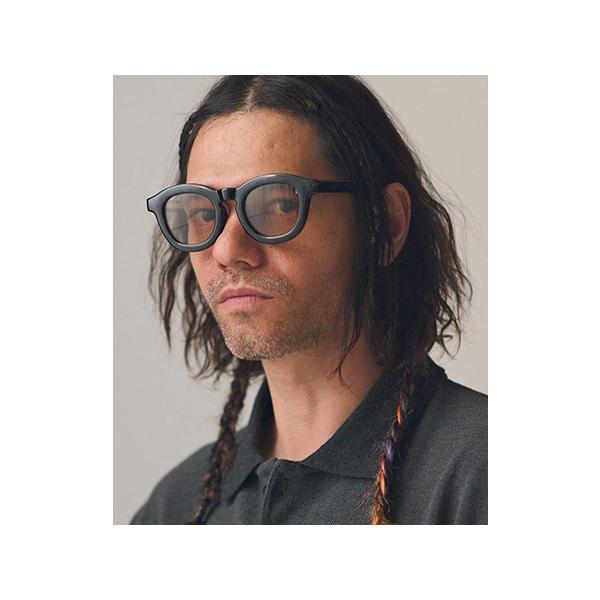 ジェンダーレスなデザインと存在感のある太フレームが印象的なサングラス。クラシックなレンズシェイプと重厚感のあるフレームを組み合わせ、都会的で洗練された表情を演出します。力強いラインとバランスの取れたボリューム感が、スタイリングをシャープに引...