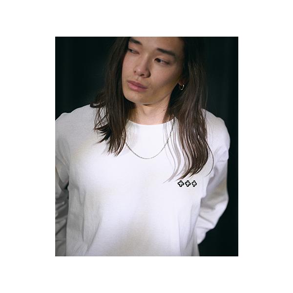 175cmB85cm-W68cm-H86cmのモデルがWhite×Black＆White×Indigo：Mサイズ/他：Lサイズを着用。ブランドロゴをワンポイント刺繍したロンT。ボディカラーはすべて白で統一させ、ボトムスと連携できる刺繍カラー...