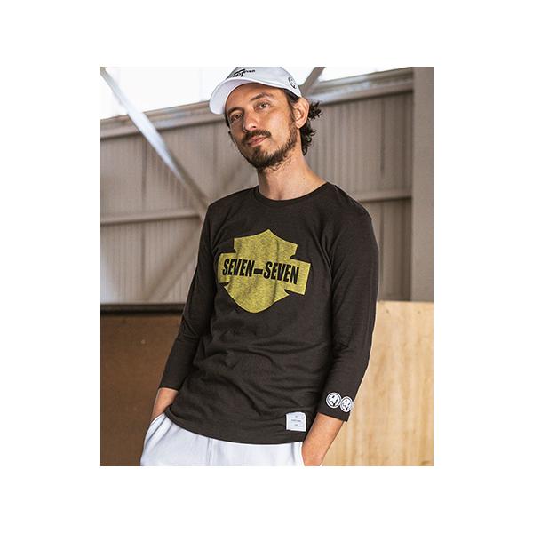 181cmのモデルがMサイズを着用。4.4オンスの化繊混のさらっとした生地を使用した7部丈Tシャツ。胸に有名なモーターサイクルデザインをモチーフにしリデザインしたロゴをシルクプリント。袖口に77スマイルワッペンを3連でセッティング。裾には7...