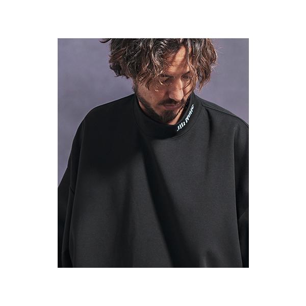 181cmのモデルがMサイズを着用。首元にブランド名『JihNunc』の刺繍を施したポンチカットソー。ゆったりとしたルーズシルエット。少し高さのあるモックネック。ボディの両サイドには深めのスリットをプラス。※着用画像と商品単体画像で色が異な...